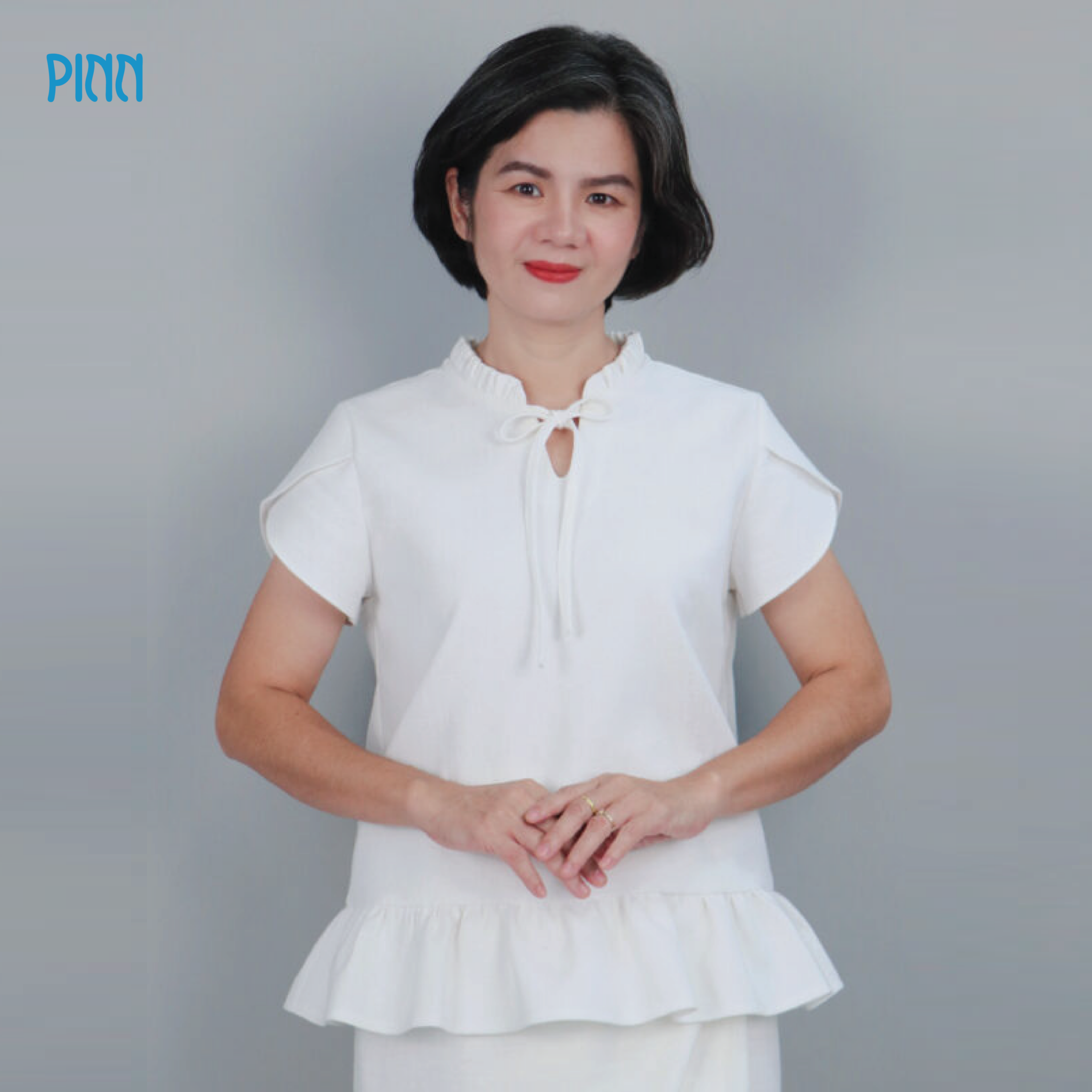 แพทเทิร์นเสื้อคอหยดน้ำผูกโบว์ แต่งระบายชายเสื้อ แขนทิวลิป – PinnShop