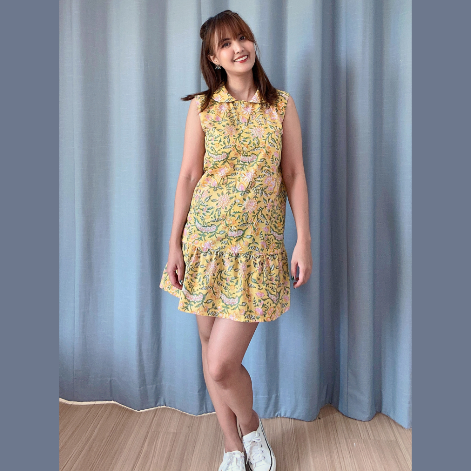 แพทเทิร์นเดรสคอบัว กระดุมผ่าหน้า แขนกุด แต่งระบาย – PinnShop